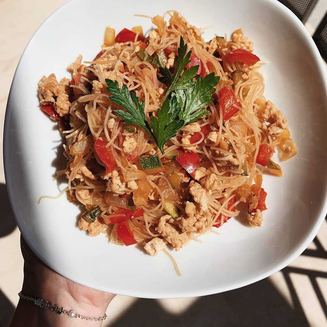 Fideos de Arroz con Pollo - Entrena con Ainhoa